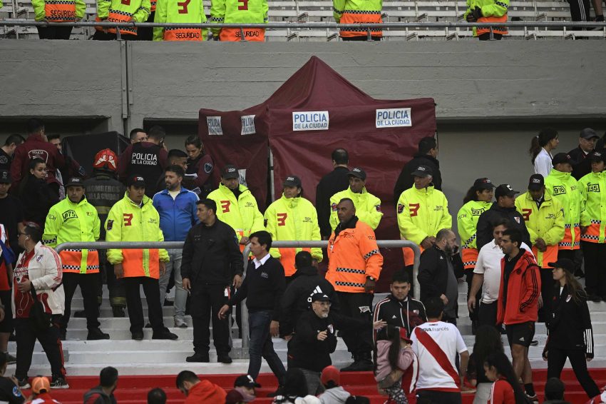 River-Defensa se suspendió por la muerte de un hincha que se cayó desde ... River-Defensa se suspendió por la muerte de un hincha que se cayó desde ...